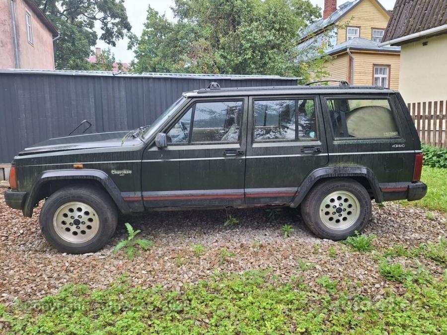 Jeep Cherokee 1996 in Tallinn, with an engine capacity of 2.50 L and mileage of 306 thousand km for 1200 €, photo 1 on AUTOMOTO.COM.LV