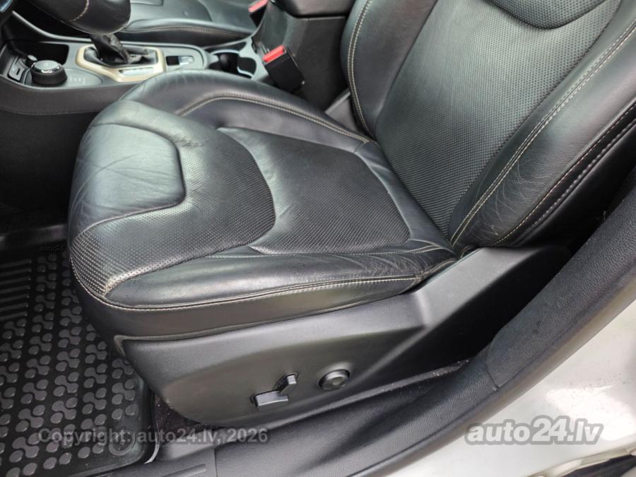 Jeep Cherokee 2015 Tallina, ar dzinēja tilpumu 2.00 L un nobraukumu 240 tūkst. km par 8980 €, foto 12 vietnē AUTOMOTO.COM.LV