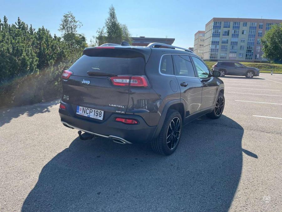 Jeep Cherokee 2016 in Siauliai, with an engine capacity of 2.18 L and mileage of 192 thousand km for 7700 €, photo 3 on AUTOMOTO.COM.LV