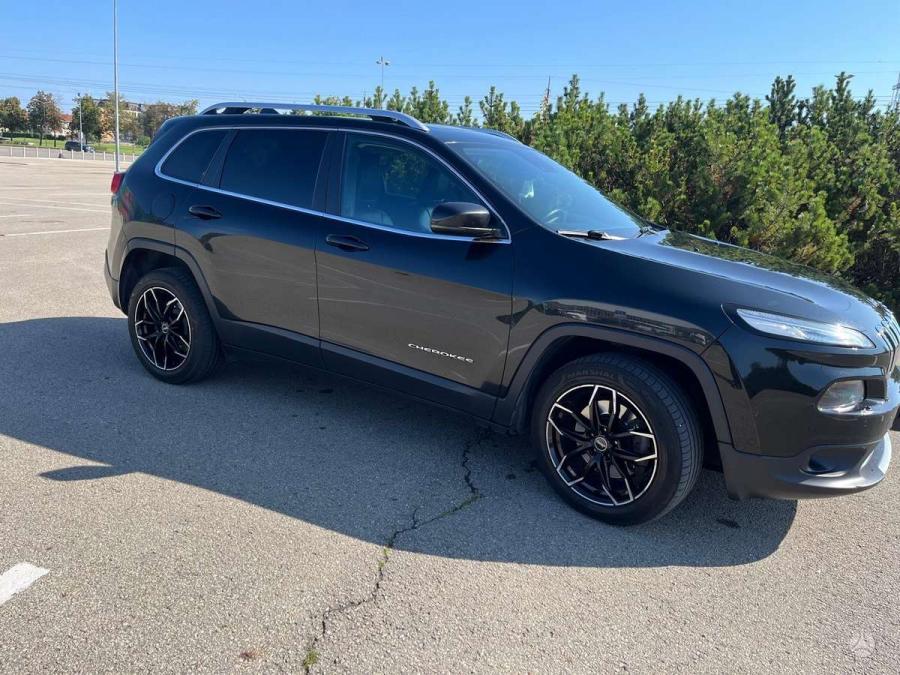 Jeep Cherokee 2016 in Siauliai, with an engine capacity of 2.18 L and mileage of 192 thousand km for 7700 €, photo 4 on AUTOMOTO.COM.LV