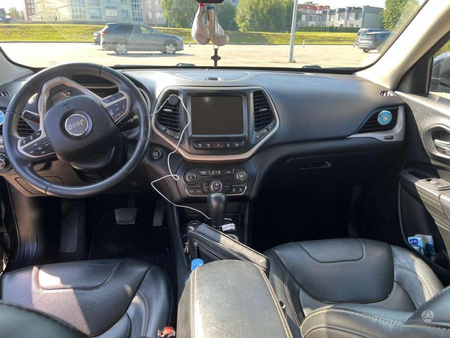 Jeep Cherokee 2016 in Siauliai, with an engine capacity of 2.18 L and mileage of 192 thousand km for 7700 €, photo 5 on AUTOMOTO.COM.LV