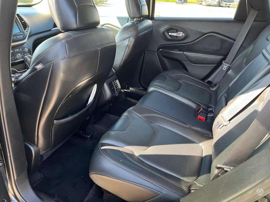 Jeep Cherokee 2016 in Siauliai, with an engine capacity of 2.18 L and mileage of 192 thousand km for 7700 €, photo 6 on AUTOMOTO.COM.LV