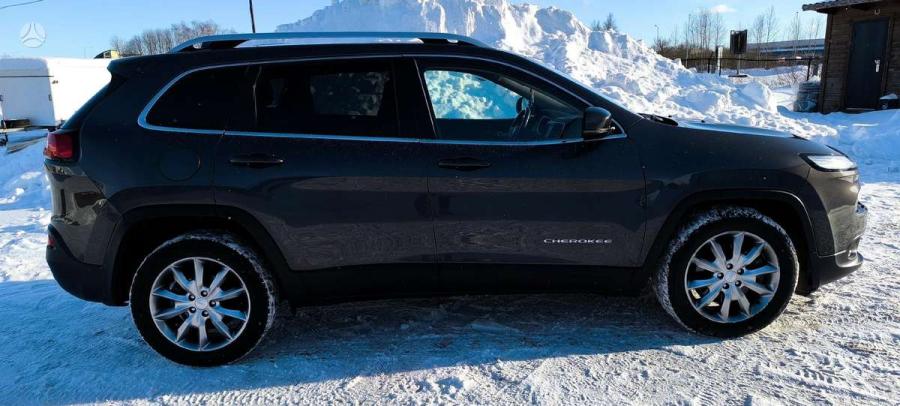 Jeep Cherokee 2017 in Siauliai, with an engine capacity of 2.00 L and mileage of 133 thousand km for 11250 €, photo 8 on AUTOMOTO.COM.LV