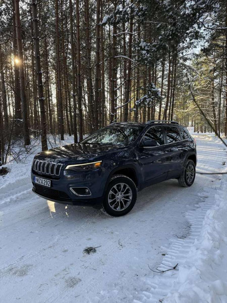 Jeep Cherokee 2021 in Vilnius, with an engine capacity of 3.24 L and mileage of 98 thousand km for 15490 €, photo 1 on AUTOMOTO.COM.LV