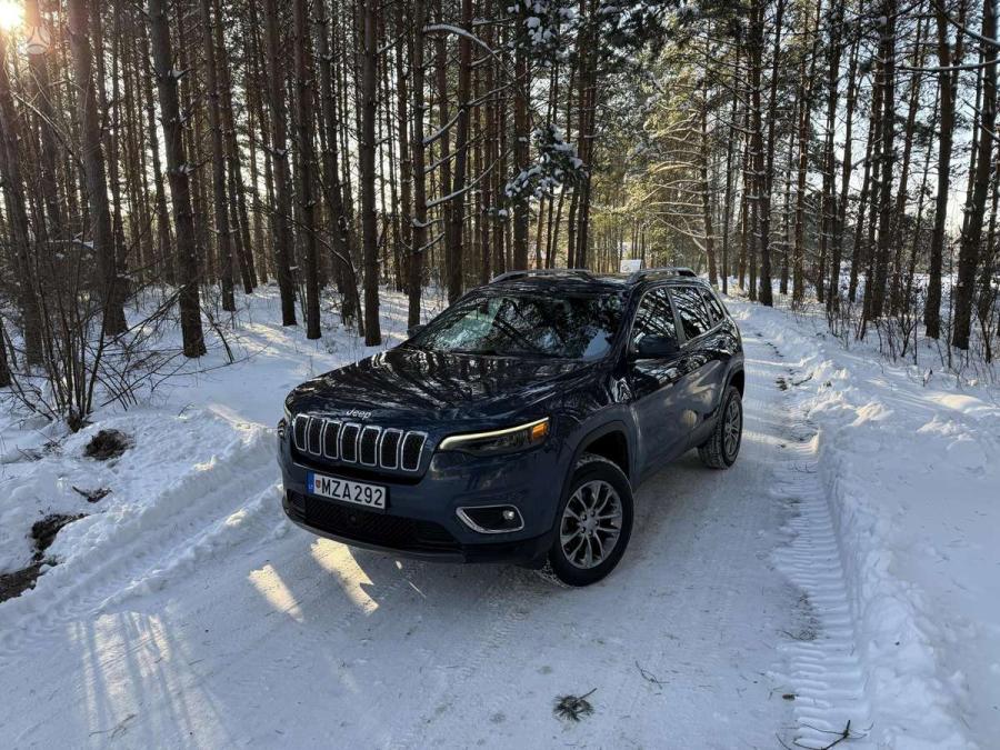 Jeep Cherokee 2021 in Vilnius, with an engine capacity of 3.24 L and mileage of 98 thousand km for 15490 €, photo 2 on AUTOMOTO.COM.LV