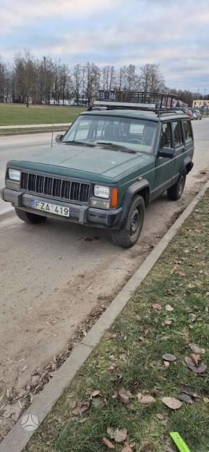 Zaļš Jeep Cherokee 1991 Kauņa, ar dzinēja tilpumu 2.10 L un nobraukumu 210 tūkst. km par 1550 €, foto  vietnē AUTOMOTO.COM.LV