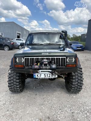 Zaļš Jeep Cherokee 1995 Šauļi, ar dzinēja tilpumu 2.50 L un nobraukumu 250 tūkst. km par 5500 €, foto  vietnē AUTOMOTO.COM.LV