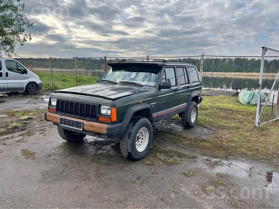 Green Jeep Cherokee 1996 in Jurmala, with an engine capacity of 2.50 L and mileage of 171 thousand km for 3650 €, photo 1 on AUTOMOTO.COM.LV