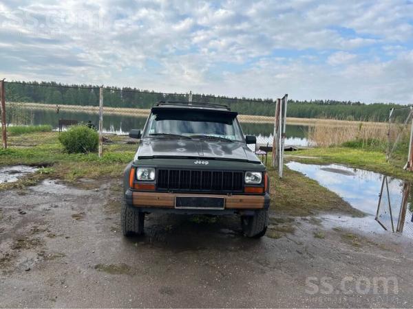 Green Jeep Cherokee 1996 in Jurmala, with an engine capacity of 2.50 L and mileage of 171 thousand km for 3650 €, photo 2 on AUTOMOTO.COM.LV