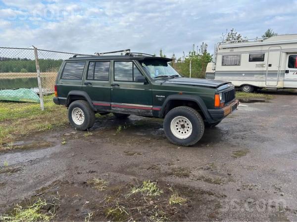 Green Jeep Cherokee 1996 in Jurmala, with an engine capacity of 2.50 L and mileage of 171 thousand km for 3650 €, photo 4 on AUTOMOTO.COM.LV