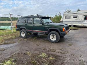 Green Jeep Cherokee 1996 in Jurmala, with an engine capacity of 2.50 L and mileage of 171 thousand km for 3650 €, photo 5 on AUTOMOTO.COM.LV