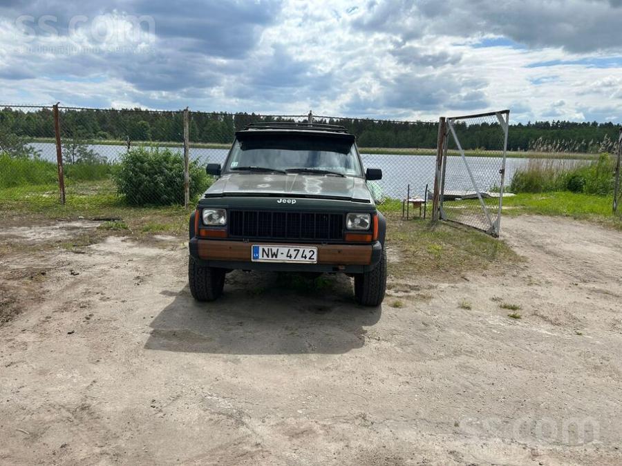 Green Jeep Cherokee 1996 in Jurmala, with an engine capacity of 2.50 L and mileage of 171 thousand km for 3650 €, photo 1 on AUTOMOTO.COM.LV