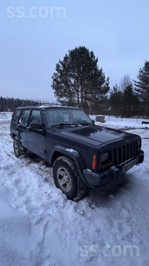 Green Jeep Cherokee 1997 in Ogre, with an engine capacity of 2.50 L and mileage of 263 thousand km for 3200 €, photo 3 on AUTOMOTO.COM.LV