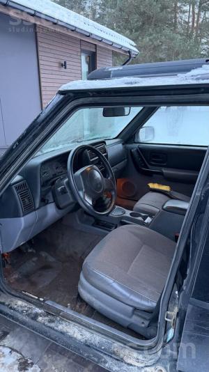 Green Jeep Cherokee 1997 in Ogre, with an engine capacity of 2.50 L and mileage of 263 thousand km for 3200 €, photo 5 on AUTOMOTO.COM.LV