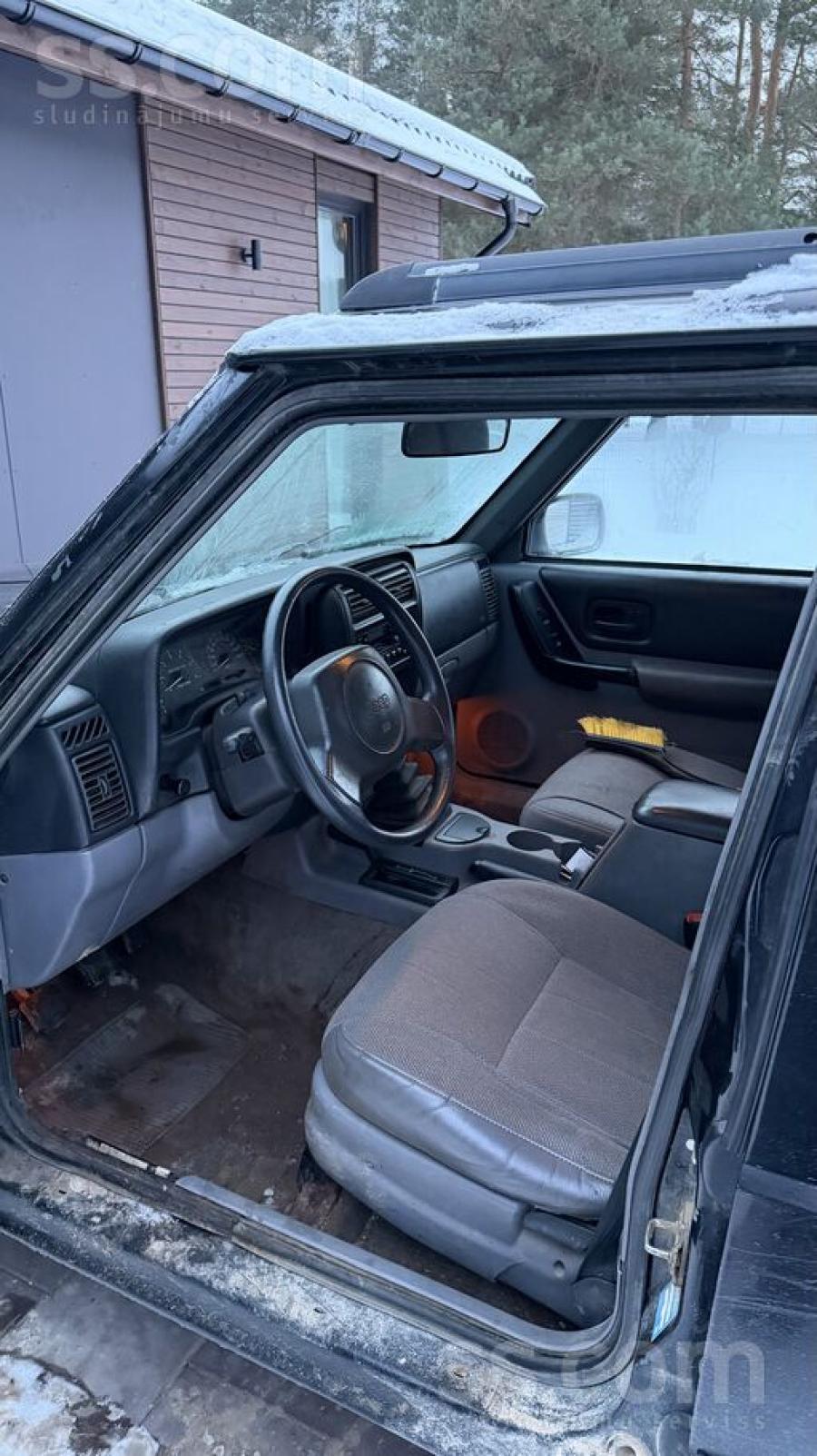 Green Jeep Cherokee 1997 in Ogre, with an engine capacity of 2.50 L and mileage of 263 thousand km for 3200 €, photo 5 on AUTOMOTO.COM.LV
