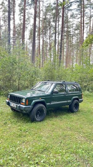 Zaļš Jeep Cherokee 2001 Jelgava, ar dzinēja tilpumu 2.50 L un nobraukumu 229 tūkst. km par 6400 €, foto  vietnē AUTOMOTO.COM.LV
