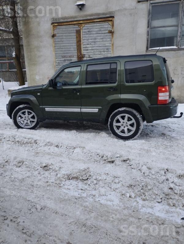Green Jeep Cherokee 2009 in Riga, with an engine capacity of 2.80 L and mileage of 187 thousand km for 6200 €, photo 3 on AUTOMOTO.COM.LV