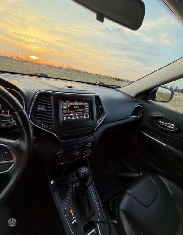 Zaļš Jeep Cherokee 2019 Klaipėda, ar dzinēja tilpumu 2.36 L un nobraukumu 239 tūkst. km par 11700 €, foto 9 vietnē AUTOMOTO.COM.LV