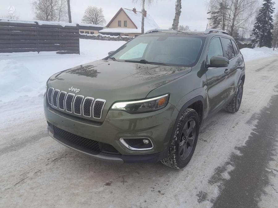 Green Jeep Cherokee 2019 in Plunge, with an engine capacity of 3.20 L and mileage of 62 thousand km for 15999 €, photo 1 on AUTOMOTO.COM.LV