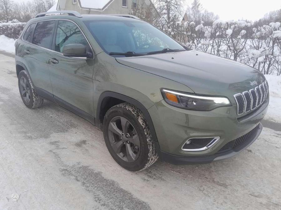 Green Jeep Cherokee 2019 in Plunge, with an engine capacity of 3.20 L and mileage of 62 thousand km for 15999 €, photo 3 on AUTOMOTO.COM.LV
