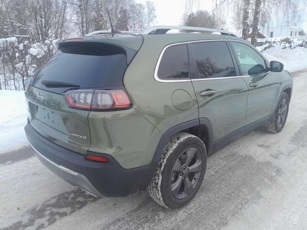 Green Jeep Cherokee 2019 in Plunge, with an engine capacity of 3.20 L and mileage of 62 thousand km for 15999 €, photo 4 on AUTOMOTO.COM.LV