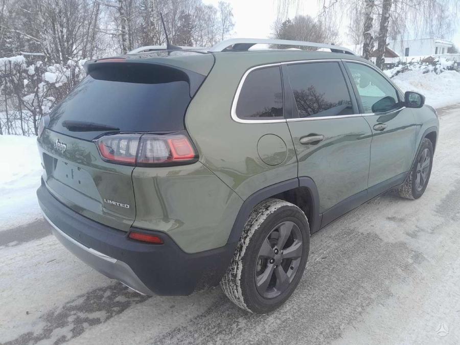 Green Jeep Cherokee 2019 in Plunge, with an engine capacity of 3.20 L and mileage of 62 thousand km for 15999 €, photo 4 on AUTOMOTO.COM.LV