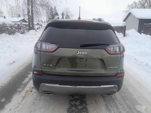 Green Jeep Cherokee 2019 in Plunge, with an engine capacity of 3.20 L and mileage of 62 thousand km for 15999 €, photo 5 on AUTOMOTO.COM.LV