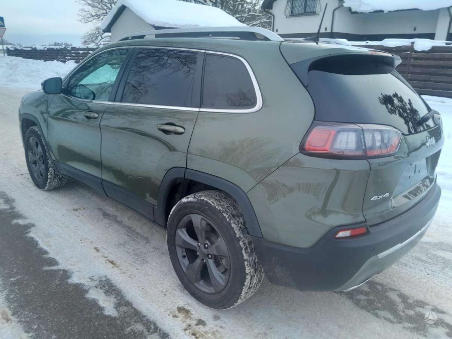 Green Jeep Cherokee 2019 in Plunge, with an engine capacity of 3.20 L and mileage of 62 thousand km for 15999 €, photo 6 on AUTOMOTO.COM.LV