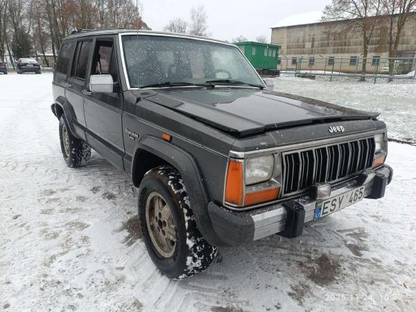 Grey Jeep Cherokee 1989 in Vilnius, with an engine capacity of 4.00 L and mileage of 112 thousand km for 800 €, photo 1 on AUTOMOTO.COM.LV