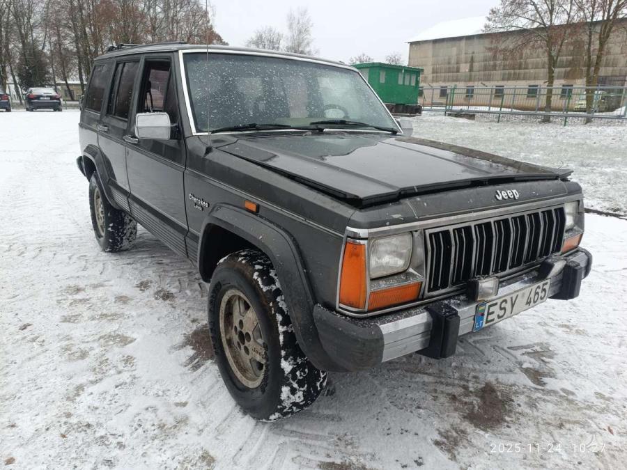 Grey Jeep Cherokee 1989 in Vilnius, with an engine capacity of 4.00 L and mileage of 112 thousand km for 800 €, photo 1 on AUTOMOTO.COM.LV