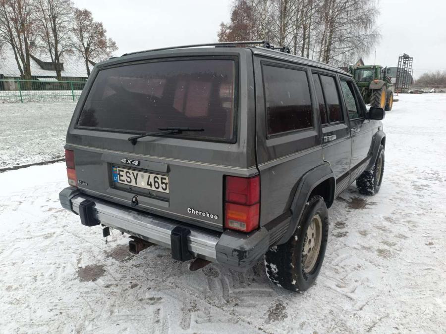 Grey Jeep Cherokee 1989 in Vilnius, with an engine capacity of 4.00 L and mileage of 112 thousand km for 800 €, photo 3 on AUTOMOTO.COM.LV