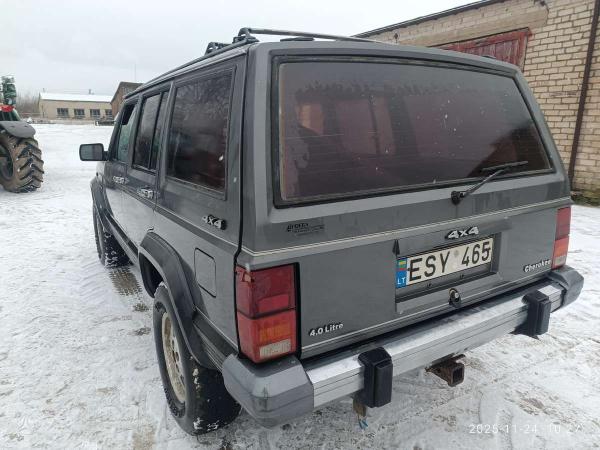 Grey Jeep Cherokee 1989 in Vilnius, with an engine capacity of 4.00 L and mileage of 112 thousand km for 800 €, photo 4 on AUTOMOTO.COM.LV