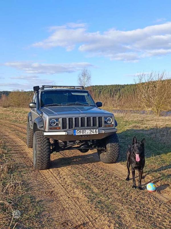 Grey Jeep Cherokee 2000 in Sakiai, with an engine capacity of 2.50 L and mileage of 222 thousand km for 7777 €, photo 1 on AUTOMOTO.COM.LV