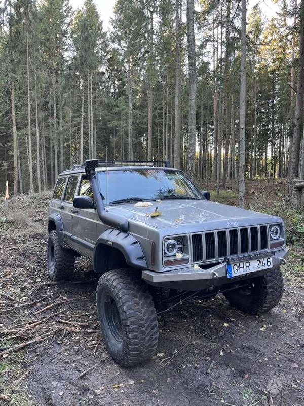 Grey Jeep Cherokee 2000 in Sakiai, with an engine capacity of 2.50 L and mileage of 222 thousand km for 7777 €, photo 2 on AUTOMOTO.COM.LV