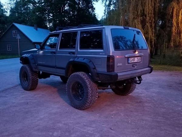 Grey Jeep Cherokee 2000 in Sakiai, with an engine capacity of 2.50 L and mileage of 222 thousand km for 7777 €, photo 4 on AUTOMOTO.COM.LV