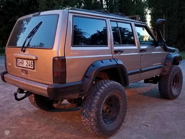 Grey Jeep Cherokee 2000 in Sakiai, with an engine capacity of 2.50 L and mileage of 222 thousand km for 7777 €, photo 5 on AUTOMOTO.COM.LV