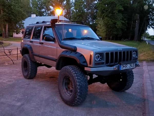 Grey Jeep Cherokee 2000 in Sakiai, with an engine capacity of 2.50 L and mileage of 222 thousand km for 7777 €, photo 6 on AUTOMOTO.COM.LV