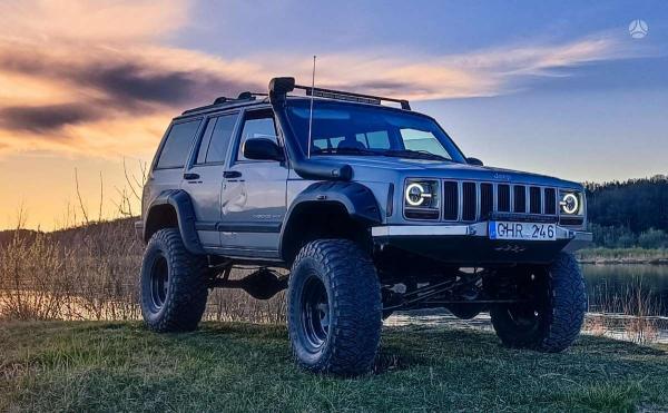 Grey Jeep Cherokee 2000 in Sakiai, with an engine capacity of 2.50 L and mileage of 222 thousand km for 7777 €, photo 8 on AUTOMOTO.COM.LV