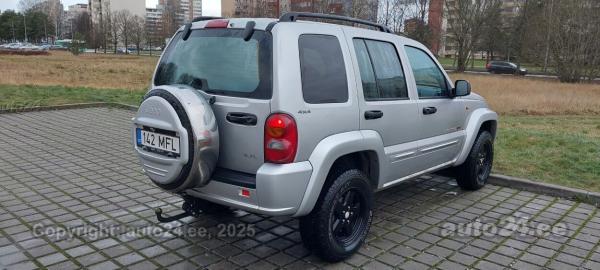 Pelēks Jeep Cherokee 2001 Tallina, ar dzinēja tilpumu 3.70 L un nobraukumu 169 tūkst. km par 3500 €, foto 4 vietnē AUTOMOTO.COM.LV