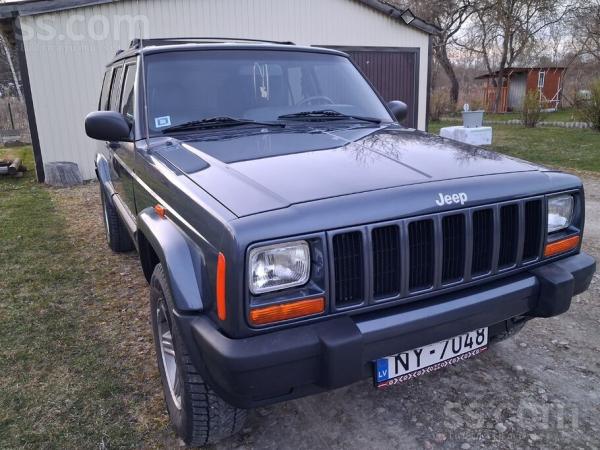 Grey Jeep Cherokee 2001 in Jelgava, with an engine capacity of 2.50 L and mileage of 107 thousand km for 8900 €, photo 2 on AUTOMOTO.COM.LV