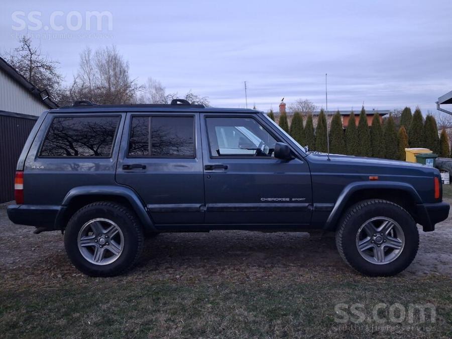 Grey Jeep Cherokee 2001 in Jelgava, with an engine capacity of 2.50 L and mileage of 107 thousand km for 8900 €, photo 5 on AUTOMOTO.COM.LV