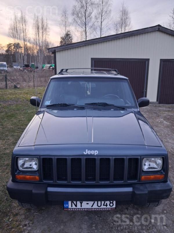 Grey Jeep Cherokee 2001 in Jelgava, with an engine capacity of 2.50 L and mileage of 107 thousand km for 8900 €, photo 9 on AUTOMOTO.COM.LV