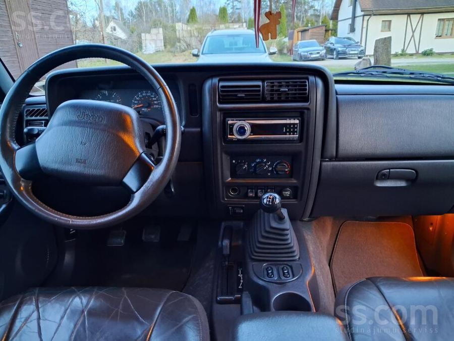 Grey Jeep Cherokee 2001 in Jelgava, with an engine capacity of 2.50 L and mileage of 107 thousand km for 8900 €, photo 11 on AUTOMOTO.COM.LV