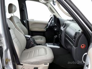 Grey Jeep Cherokee 2002 in Tallinn, with an engine capacity of 3.70 L and mileage of 106 thousand km for 2499 €, photo 7 on AUTOMOTO.COM.LV