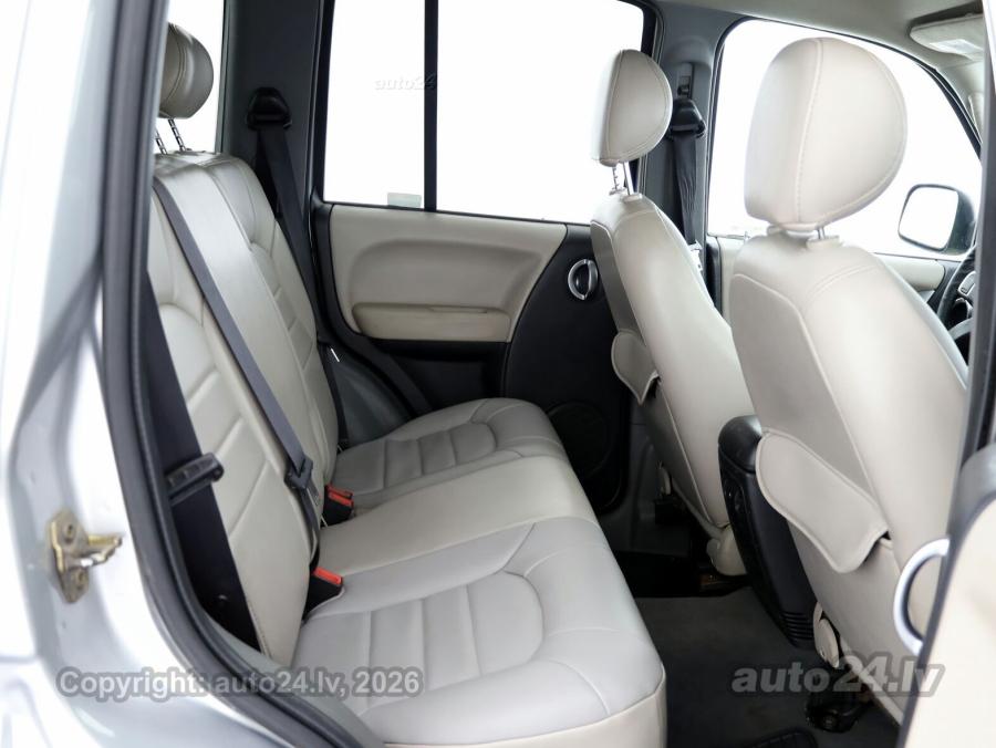 Grey Jeep Cherokee 2002 in Tallinn, with an engine capacity of 3.70 L and mileage of 106 thousand km for 2499 €, photo 8 on AUTOMOTO.COM.LV