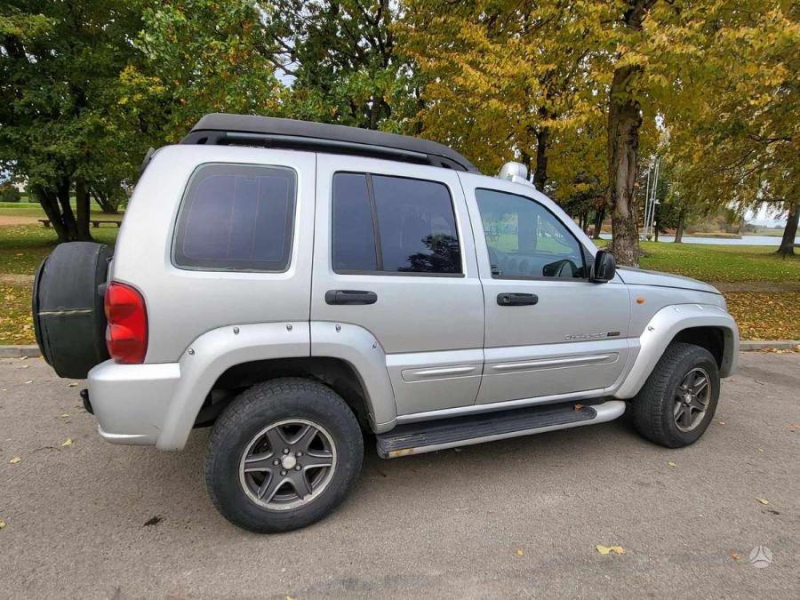 Grey Jeep Cherokee 2003 in Raseiniai, with an engine capacity of 3.70 L and mileage of 207 thousand km for 4300 €, photo 1 on AUTOMOTO.COM.LV