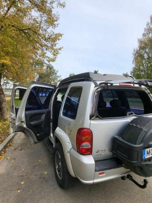 Grey Jeep Cherokee 2003 in Raseiniai, with an engine capacity of 3.70 L and mileage of 207 thousand km for 4300 €, photo 7 on AUTOMOTO.COM.LV