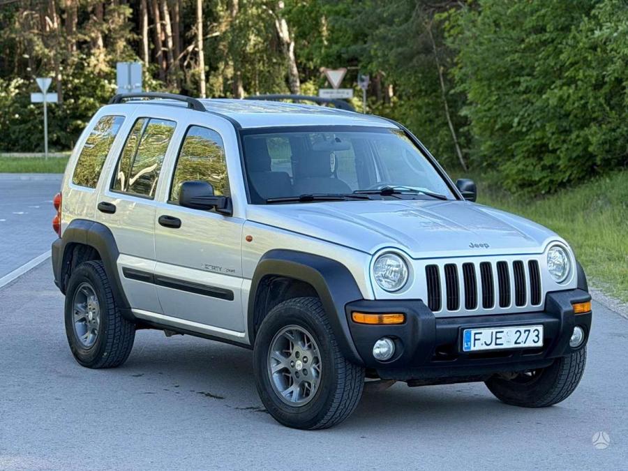 Pelēks Jeep Cherokee 2003 Radviliškis, ar dzinēja tilpumu 2.50 L un nobraukumu 326 tūkst. km par 3600 €, foto 1 vietnē AUTOMOTO.COM.LV
