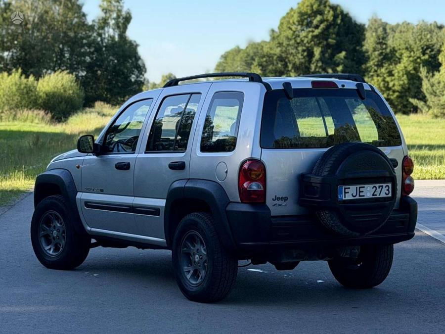 Pelēks Jeep Cherokee 2003 Radviliškis, ar dzinēja tilpumu 2.50 L un nobraukumu 326 tūkst. km par 3600 €, foto 5 vietnē AUTOMOTO.COM.LV