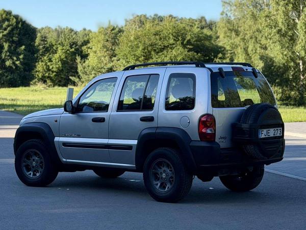 Grey Jeep Cherokee 2003 in Radviliskis, with an engine capacity of 2.50 L and mileage of 326 thousand km for 3600 €, photo 5 on AUTOMOTO.COM.LV